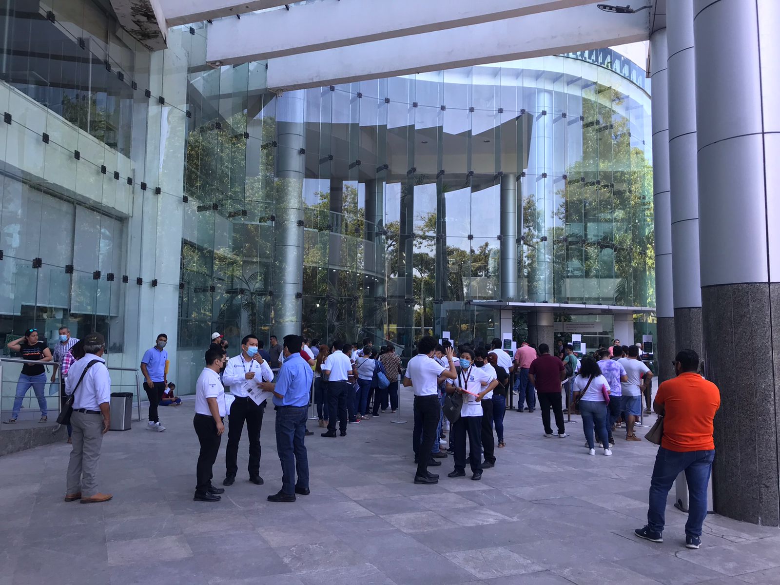 Contribuyentes viven calvario para hacer trámites en el SAT