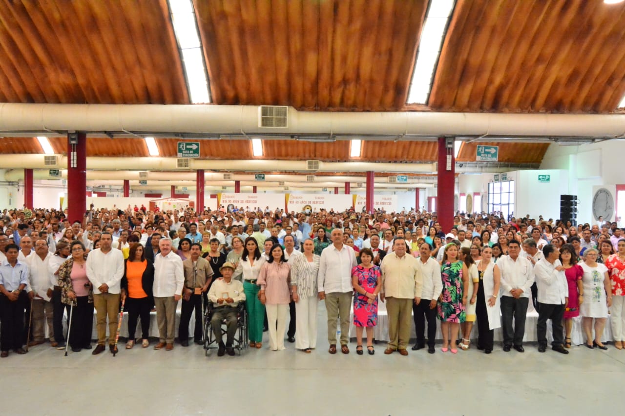 Condecoran a maestros con 30 y 40 años de servicio docente