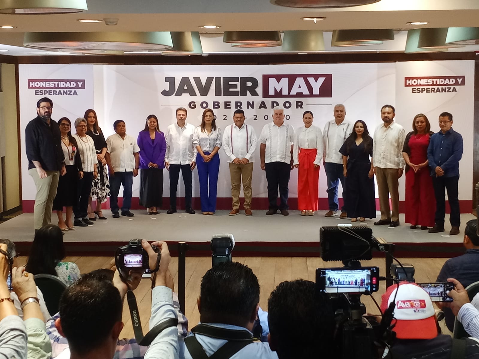 Javier May Rodríguez presenta a su gabinete