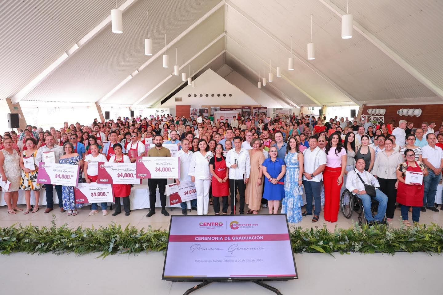 Reconoce Yolanda Osuna a graduados de 1ª Generación de “Emprendedores al Centro” con enfoque ...