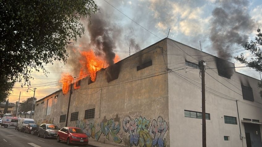Se registra incendio en una bodega de plásticos